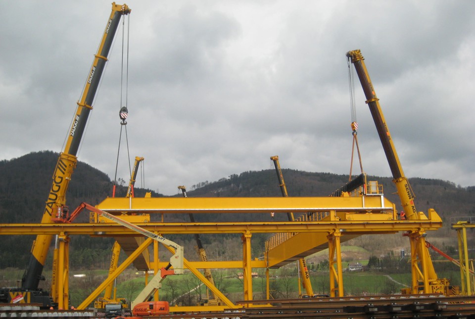 Stahlbau: BTC, BWP neue Halbportalkrananlage 30t | Emch+Berger